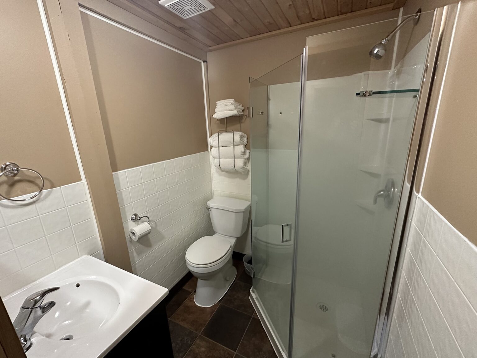 Accommodations | Canada's Fishing & Hunting Vacation Destination | Wekusko Falls Lodge